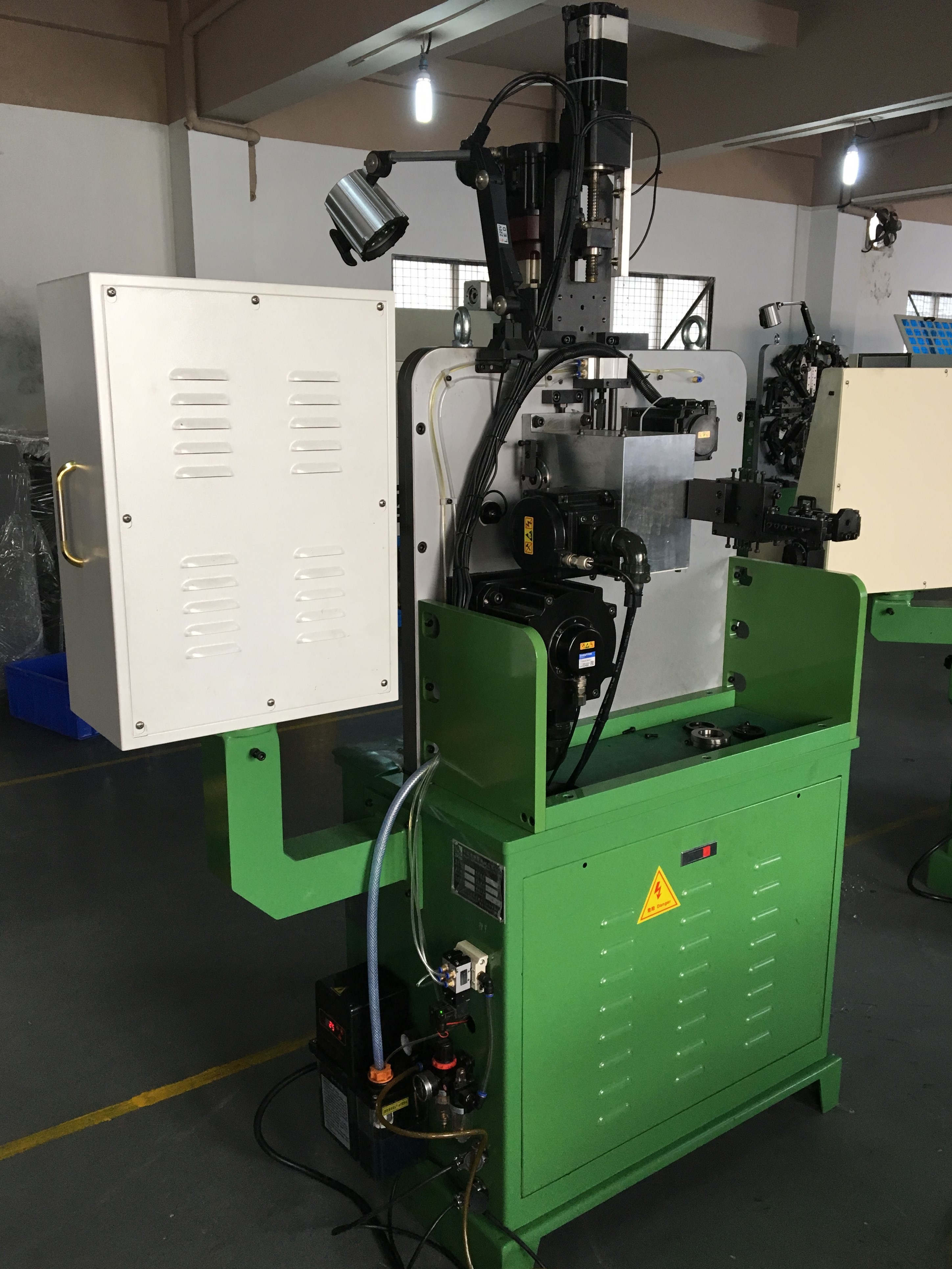 High Output Screw Sleeve Machine Easy Operation For M2 - M16 Size Wire